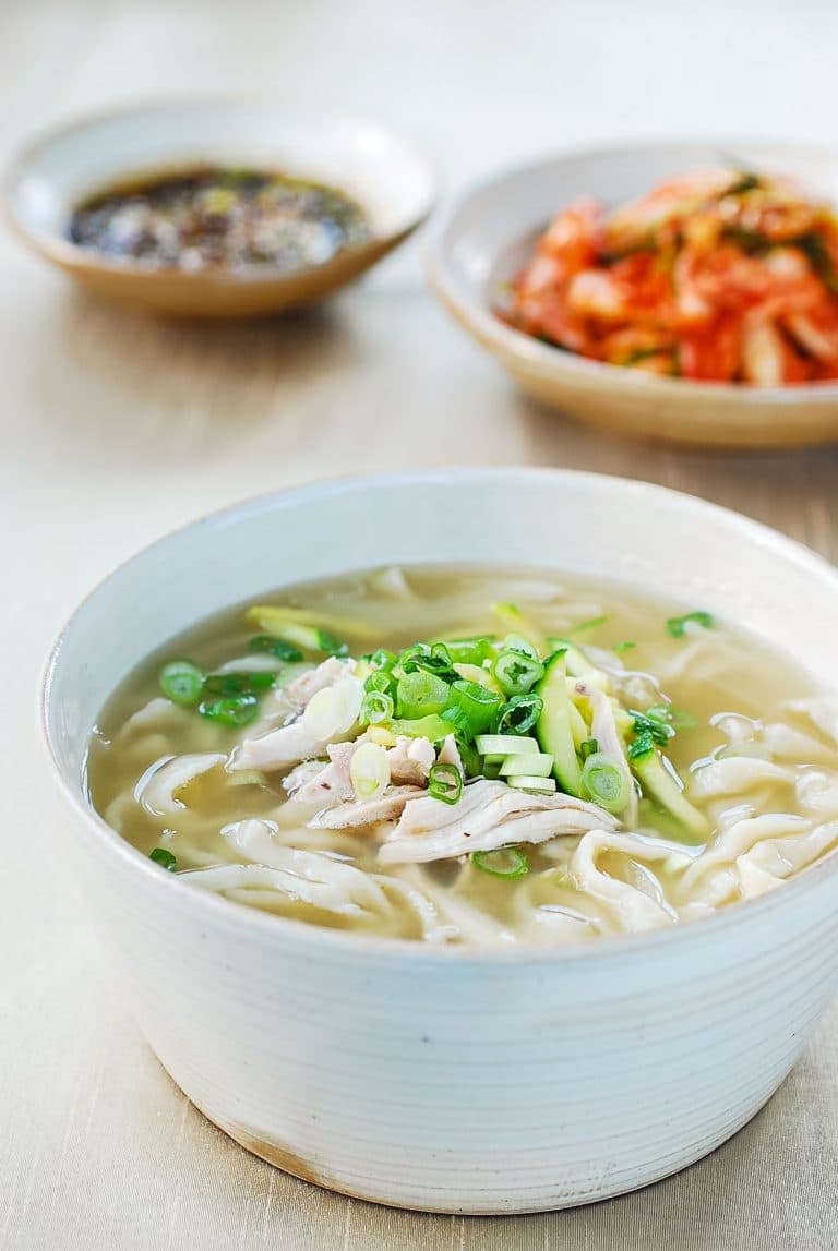 Dak Kalguksu (Chicken Noodle Soup) - Korean Bapsang