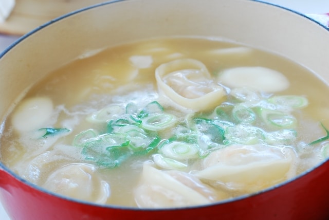 Tteok Mandu Guk (Rice Cake Soup with Dumplings) - Korean Bapsang