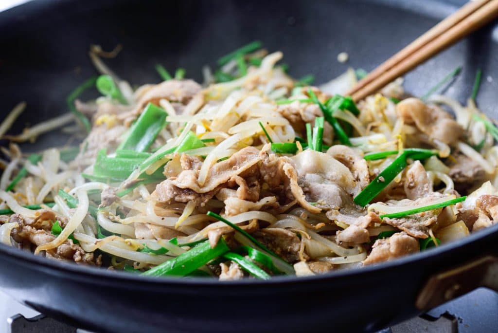 Samgyupsal sukju bokkeum (Stir fried pork belly and bean sprouts ...